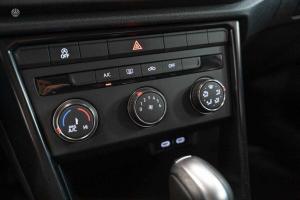Pelēks Volkswagen T-Roc 2021 Viļņa, ar dzinēja tilpumu 1.50 L un nobraukumu 86 tūkst. km par 16900 €, foto 12 vietnē AUTOMOTO.COM.LV
