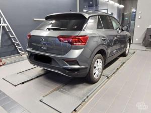 Grey Volkswagen T-Roc 2022 in Kaunas, with an engine capacity of 1.50 L and mileage of 34 thousand km for 28285 €, photo 3 on AUTOMOTO.COM.LV