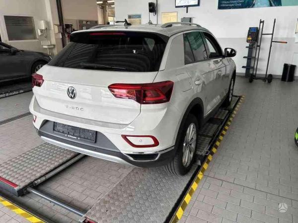 Pelēks Volkswagen T-Roc 2022 Viļņa, ar dzinēja tilpumu 1.97 L un nobraukumu 196 tūkst. km par 16700 €, foto 5 vietnē AUTOMOTO.COM.LV