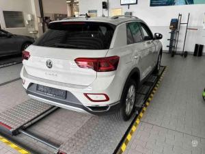 Grey Volkswagen T-Roc 2022 in Vilnius, with an engine capacity of 1.97 L and mileage of 196 thousand km for 16700 €, photo 5 on AUTOMOTO.COM.LV