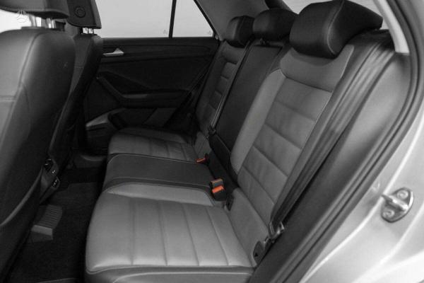Grey Volkswagen T-Roc 2022 in Vilnius, with an engine capacity of 2.00 L and mileage of 103 thousand km for 23900 €, photo 5 on AUTOMOTO.COM.LV