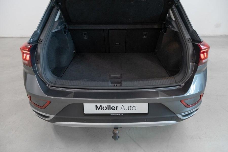 Grey Volkswagen T-Roc 2022 in Vilnius, with an engine capacity of 2.00 L and mileage of 151 thousand km for 20900 €, photo 24 on AUTOMOTO.COM.LV