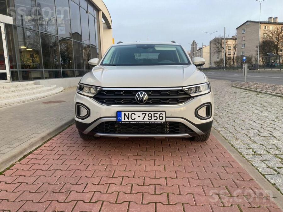 Grey Volkswagen T-Roc 2022 in Daugavpils, with an engine capacity of 2.00 L and mileage of 42 thousand km for 22300 €, photo 3 on AUTOMOTO.COM.LV