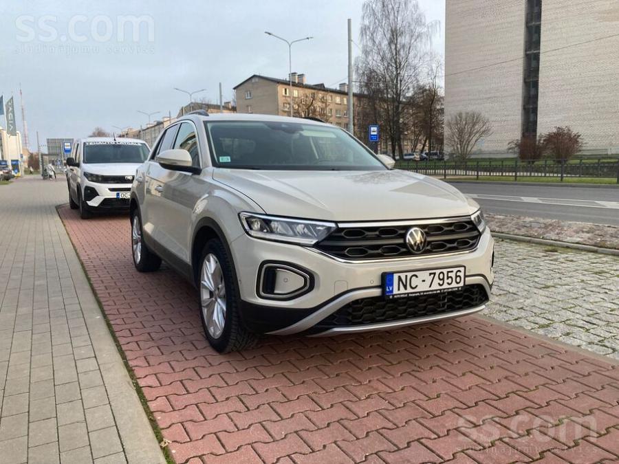 Grey Volkswagen T-Roc 2022 in Daugavpils, with an engine capacity of 2.00 L and mileage of 42 thousand km for 22300 €, photo 4 on AUTOMOTO.COM.LV