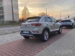 Grey Volkswagen T-Roc 2022 in Daugavpils, with an engine capacity of 2.00 L and mileage of 42 thousand km for 22300 €, photo 5 on AUTOMOTO.COM.LV