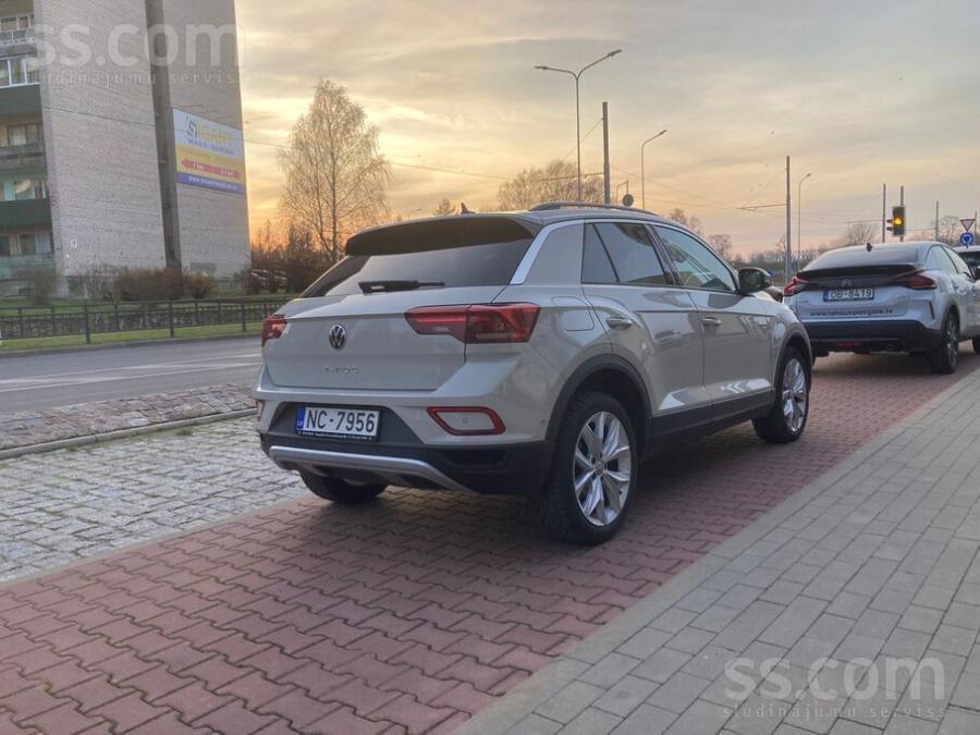 Grey Volkswagen T-Roc 2022 in Daugavpils, with an engine capacity of 2.00 L and mileage of 42 thousand km for 22300 €, photo 5 on AUTOMOTO.COM.LV