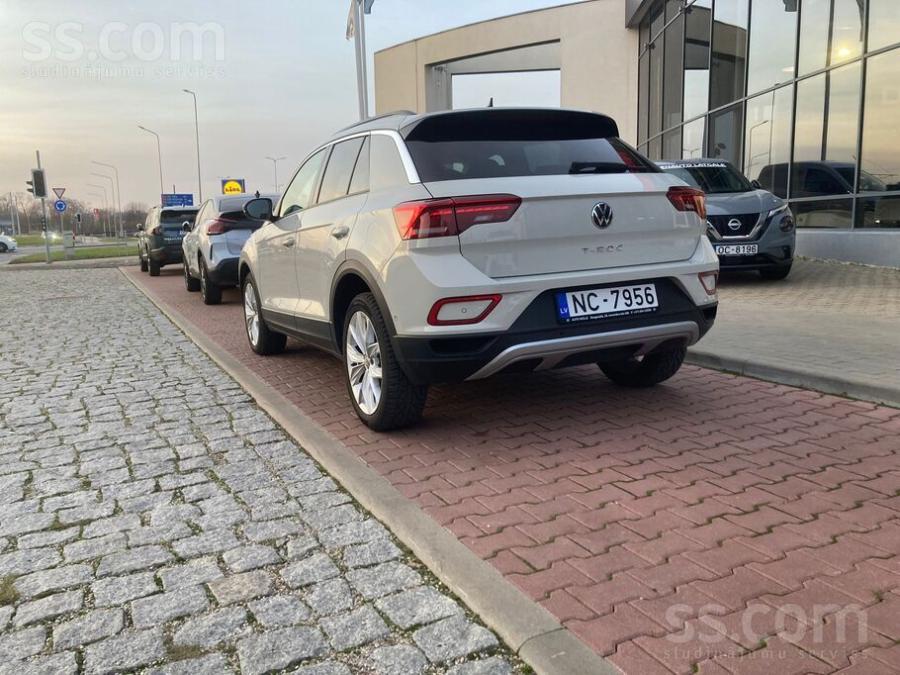 Grey Volkswagen T-Roc 2022 in Daugavpils, with an engine capacity of 2.00 L and mileage of 42 thousand km for 22300 €, photo 6 on AUTOMOTO.COM.LV