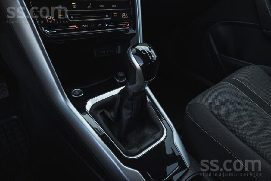 Grey Volkswagen T-Roc 2022 in Ventspils, with an engine capacity of 2.00 L and mileage of 206 thousand km for 15900 €, photo 27 on AUTOMOTO.COM.LV