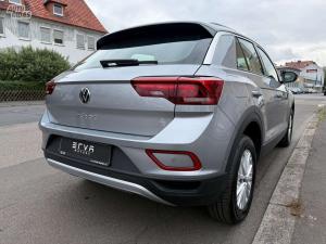 Grey Volkswagen T-Roc 2023 in Kaunas, with an engine capacity of 1.00 L and mileage of 12 thousand km for 24788 €, photo 4 on AUTOMOTO.COM.LV