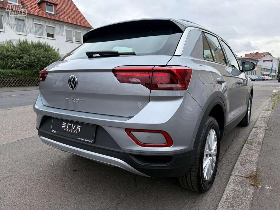 Grey Volkswagen T-Roc 2023 in Kaunas, with an engine capacity of 1.00 L and mileage of 12 thousand km for 24788 €, photo 4 on AUTOMOTO.COM.LV