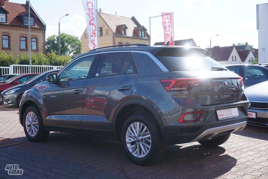 Pelēks Volkswagen T-Roc 2023 Kauņa, ar dzinēja tilpumu 1.00 L un nobraukumu 69 tūkst. km par 24409 €, foto 3 vietnē AUTOMOTO.COM.LV