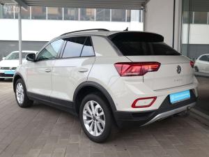 Grey Volkswagen T-Roc 2023 in Kaunas, with an engine capacity of 1.50 L and mileage of 40 thousand km for 25731 €, photo 3 on AUTOMOTO.COM.LV