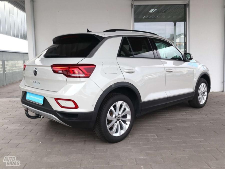 Grey Volkswagen T-Roc 2023 in Kaunas, with an engine capacity of 1.50 L and mileage of 40 thousand km for 25731 €, photo 6 on AUTOMOTO.COM.LV