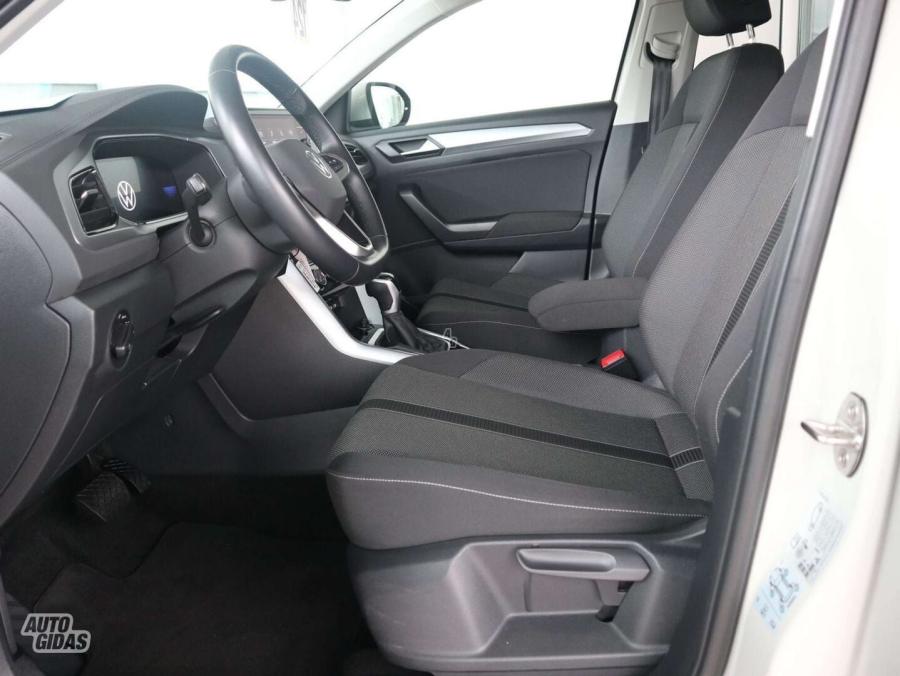 Grey Volkswagen T-Roc 2023 in Kaunas, with an engine capacity of 1.50 L and mileage of 40 thousand km for 25731 €, photo 8 on AUTOMOTO.COM.LV