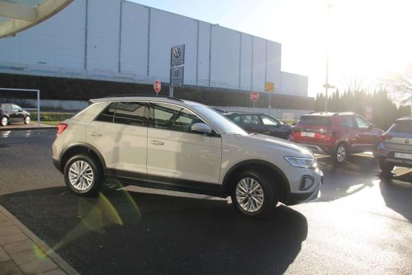 Grey Volkswagen T-Roc 2023 in Kaunas, with an engine capacity of 1.00 L and mileage of 37 thousand km for 22421 €, photo 4 on AUTOMOTO.COM.LV