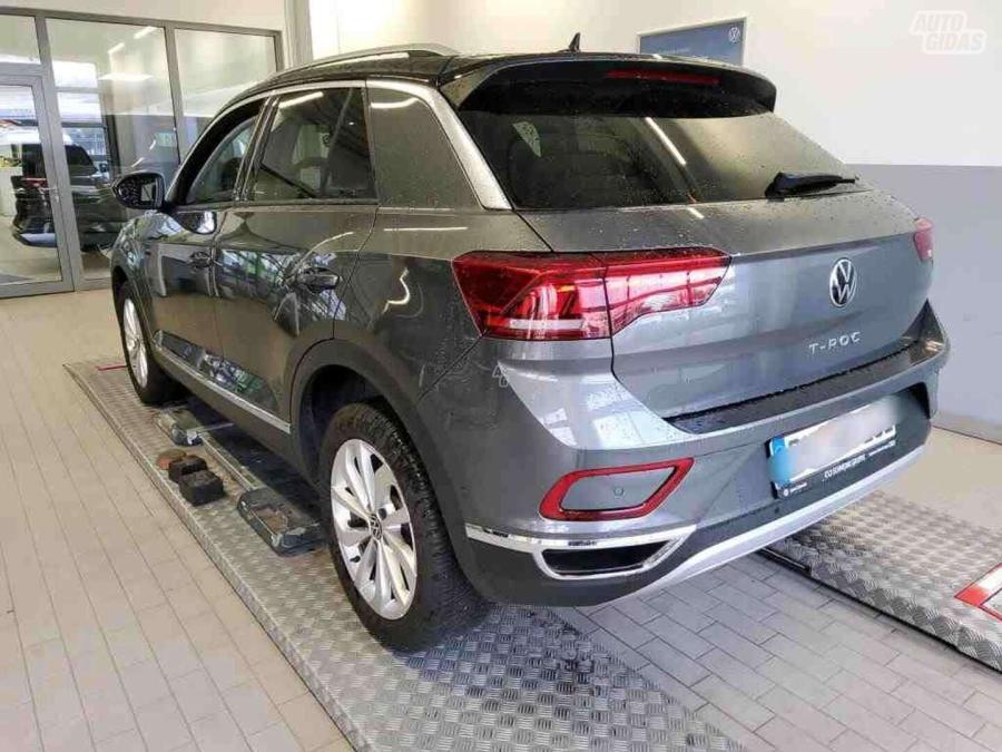 Grey Volkswagen T-Roc 2023 in Kaunas, with an engine capacity of 1.00 L and mileage of 30 thousand km for 25762 €, photo 4 on AUTOMOTO.COM.LV