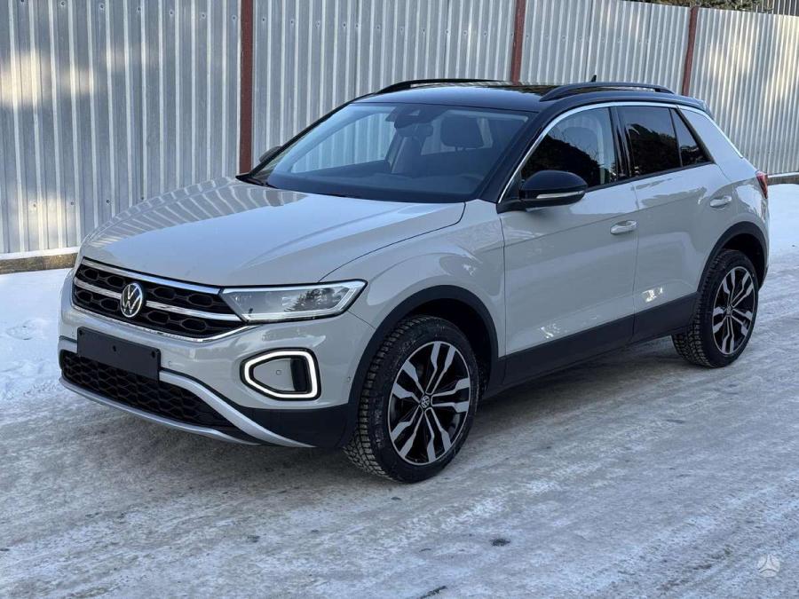 Pelēks Volkswagen T-Roc 2023 Vilkaviškis, ar dzinēja tilpumu 1.50 L un nobraukumu 23 tūkst. km par 21300 €, foto 1 vietnē AUTOMOTO.COM.LV