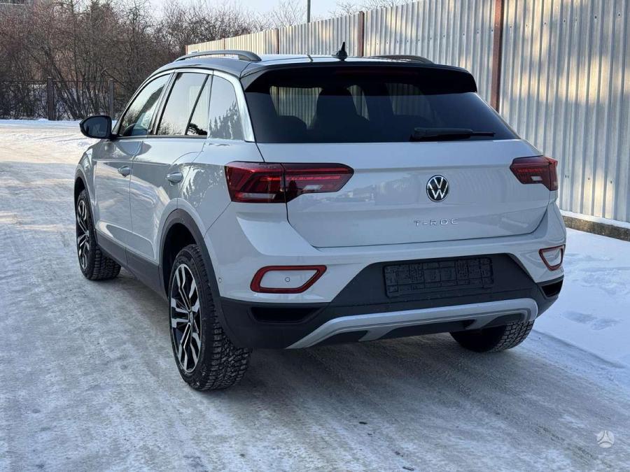 Pelēks Volkswagen T-Roc 2023 Vilkaviškis, ar dzinēja tilpumu 1.50 L un nobraukumu 23 tūkst. km par 21300 €, foto 4 vietnē AUTOMOTO.COM.LV
