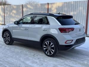 Pelēks Volkswagen T-Roc 2023 Vilkaviškis, ar dzinēja tilpumu 1.50 L un nobraukumu 23 tūkst. km par 21300 €, foto 5 vietnē AUTOMOTO.COM.LV