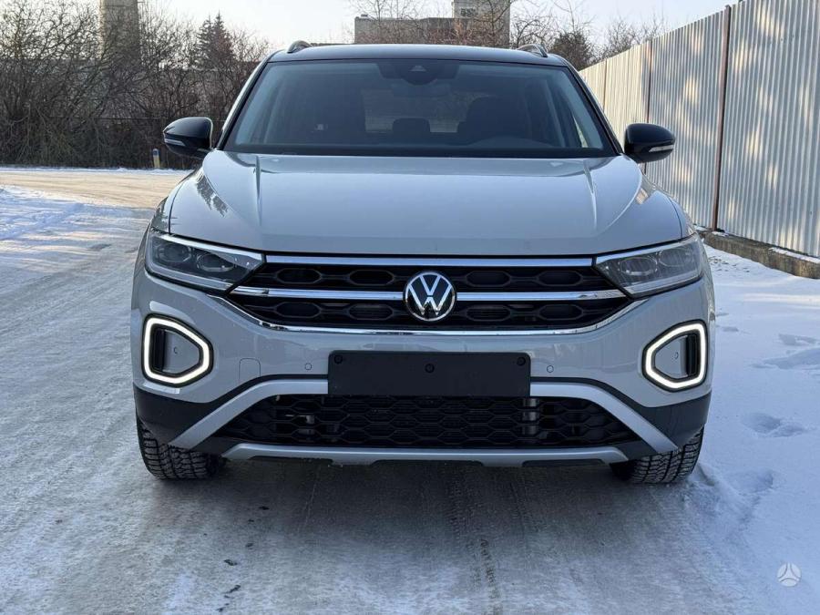 Pelēks Volkswagen T-Roc 2023 Vilkaviškis, ar dzinēja tilpumu 1.50 L un nobraukumu 23 tūkst. km par 21300 €, foto 10 vietnē AUTOMOTO.COM.LV