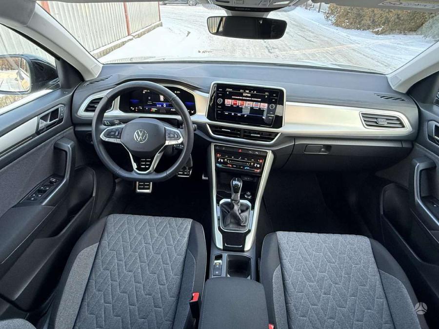Pelēks Volkswagen T-Roc 2023 Vilkaviškis, ar dzinēja tilpumu 1.50 L un nobraukumu 23 tūkst. km par 21300 €, foto 15 vietnē AUTOMOTO.COM.LV