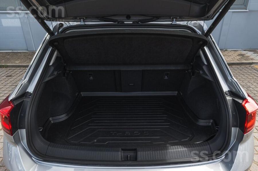 Grey Volkswagen T-Roc 2023 in Ventspils, with an engine capacity of 2.00 L and mileage of 107 thousand km for 26150 €, photo 13 on AUTOMOTO.COM.LV