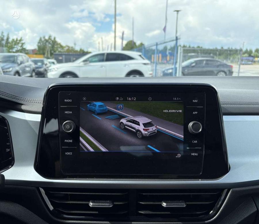 Pelēks Volkswagen T-Roc 2023 Panevēža, ar dzinēja tilpumu 1.97 L un nobraukumu 226 tūkst. km par 16300 €, foto 31 vietnē AUTOMOTO.COM.LV