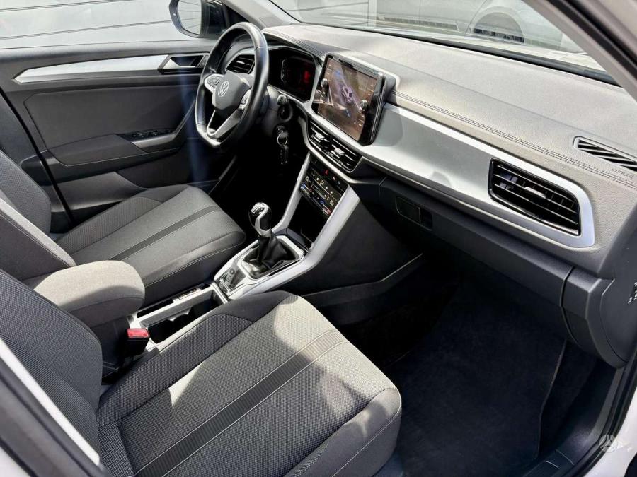 Pelēks Volkswagen T-Roc 2023 Panevēža, ar dzinēja tilpumu 1.97 L un nobraukumu 226 tūkst. km par 16300 €, foto 38 vietnē AUTOMOTO.COM.LV