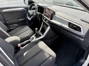 Pelēks Volkswagen T-Roc 2023 Panevēža, ar dzinēja tilpumu 1.97 L un nobraukumu 226 tūkst. km par 16300 €, foto 39 vietnē AUTOMOTO.COM.LV
