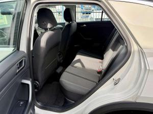 Pelēks Volkswagen T-Roc 2023 Panevēža, ar dzinēja tilpumu 1.97 L un nobraukumu 226 tūkst. km par 16300 €, foto 44 vietnē AUTOMOTO.COM.LV