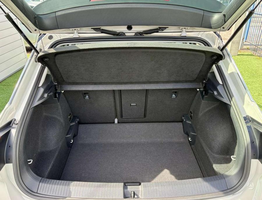 Pelēks Volkswagen T-Roc 2023 Panevēža, ar dzinēja tilpumu 1.97 L un nobraukumu 226 tūkst. km par 16300 €, foto 46 vietnē AUTOMOTO.COM.LV