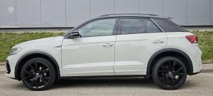 Grey Volkswagen T-Roc 2023 in Vilnius, with an engine capacity of 1.50 L and mileage of 200 thousand km for 19600 €, photo 3 on AUTOMOTO.COM.LV