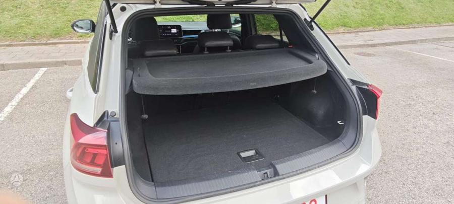 Grey Volkswagen T-Roc 2023 in Vilnius, with an engine capacity of 1.50 L and mileage of 200 thousand km for 19600 €, photo 16 on AUTOMOTO.COM.LV