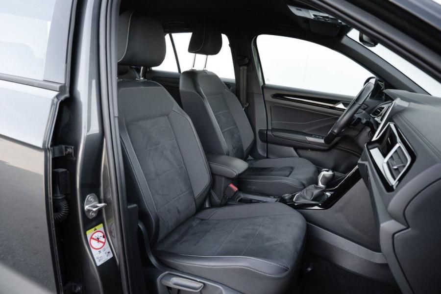 Pelēks Volkswagen T-Roc 2023 Rīga, ar dzinēja tilpumu 2.00 L un nobraukumu 120 tūkst. km par 25500 €, foto 7 vietnē AUTOMOTO.COM.LV