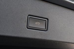 Pelēks Volkswagen T-Roc 2023 Rīga, ar dzinēja tilpumu 2.00 L un nobraukumu 120 tūkst. km par 25500 €, foto 10 vietnē AUTOMOTO.COM.LV