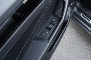 Pelēks Volkswagen T-Roc 2023 Rīga, ar dzinēja tilpumu 2.00 L un nobraukumu 120 tūkst. km par 25500 €, foto 11 vietnē AUTOMOTO.COM.LV