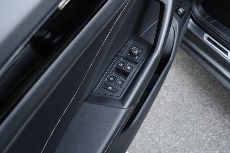 Pelēks Volkswagen T-Roc 2023 Rīga, ar dzinēja tilpumu 2.00 L un nobraukumu 120 tūkst. km par 25500 €, foto 11 vietnē AUTOMOTO.COM.LV