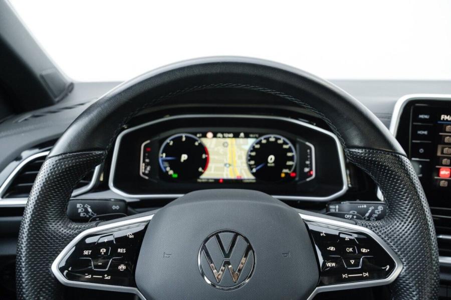 Pelēks Volkswagen T-Roc 2023 Rīga, ar dzinēja tilpumu 2.00 L un nobraukumu 120 tūkst. km par 25500 €, foto 16 vietnē AUTOMOTO.COM.LV