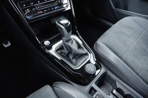 Pelēks Volkswagen T-Roc 2023 Rīga, ar dzinēja tilpumu 2.00 L un nobraukumu 120 tūkst. km par 25500 €, foto 17 vietnē AUTOMOTO.COM.LV
