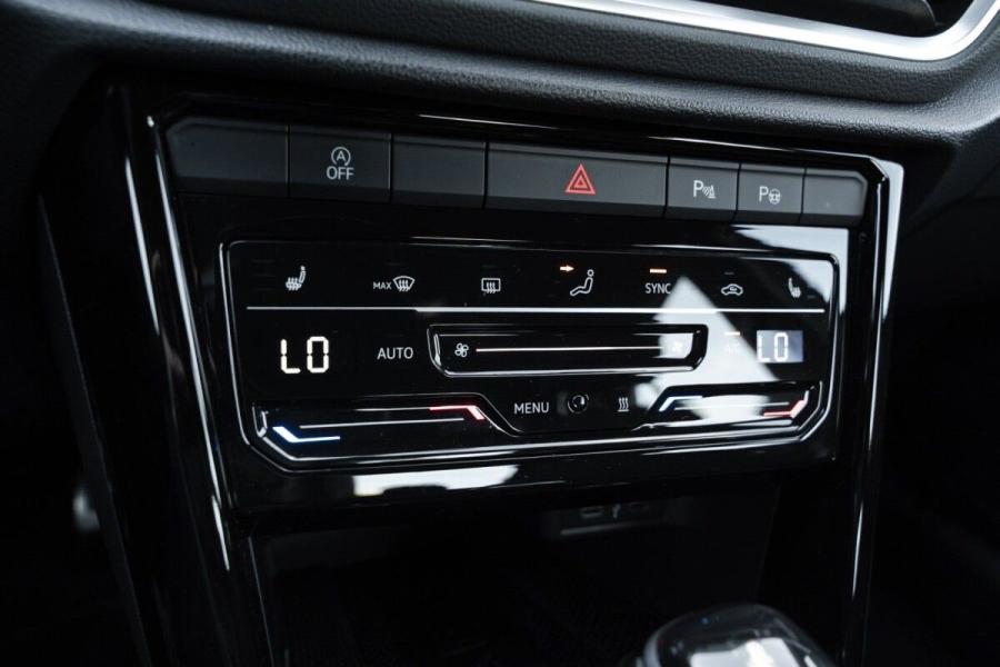 Pelēks Volkswagen T-Roc 2023 Rīga, ar dzinēja tilpumu 2.00 L un nobraukumu 120 tūkst. km par 25500 €, foto 18 vietnē AUTOMOTO.COM.LV
