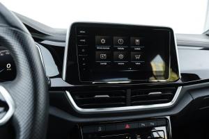 Pelēks Volkswagen T-Roc 2023 Rīga, ar dzinēja tilpumu 2.00 L un nobraukumu 120 tūkst. km par 25500 €, foto 23 vietnē AUTOMOTO.COM.LV