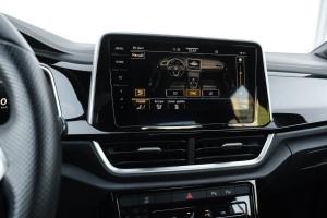 Pelēks Volkswagen T-Roc 2023 Rīga, ar dzinēja tilpumu 2.00 L un nobraukumu 120 tūkst. km par 25500 €, foto 24 vietnē AUTOMOTO.COM.LV