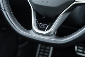 Pelēks Volkswagen T-Roc 2023 Rīga, ar dzinēja tilpumu 2.00 L un nobraukumu 120 tūkst. km par 25500 €, foto 29 vietnē AUTOMOTO.COM.LV