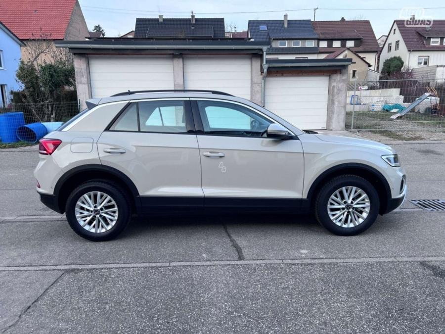 Grey Volkswagen T-Roc 2024 in Kaunas, with an engine capacity of 1.50 L and mileage of 31 thousand km for 27231 €, photo 4 on AUTOMOTO.COM.LV