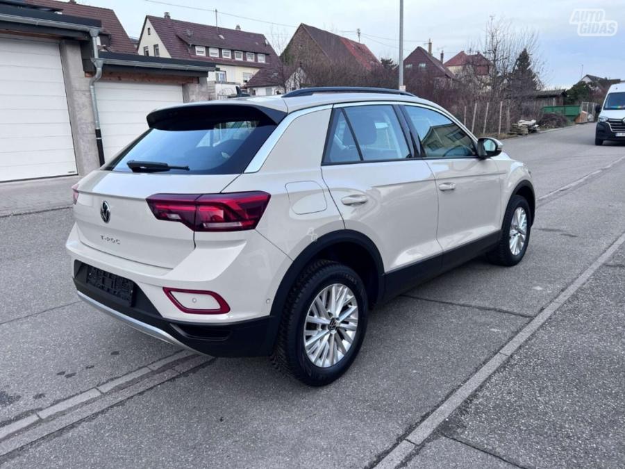Grey Volkswagen T-Roc 2024 in Kaunas, with an engine capacity of 1.50 L and mileage of 31 thousand km for 27231 €, photo 5 on AUTOMOTO.COM.LV