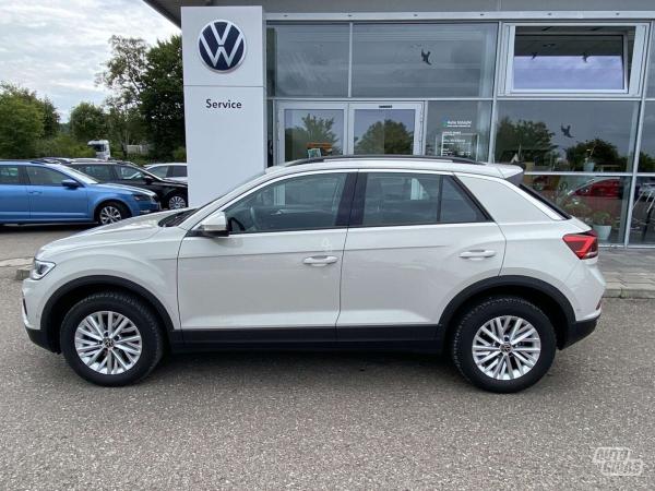 Pelēks Volkswagen T-Roc 2024 Kauņa, ar dzinēja tilpumu 1.50 L un nobraukumu 27 tūkst. km par 28881 €, foto 2 vietnē AUTOMOTO.COM.LV