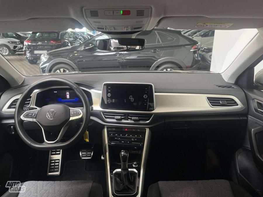 Grey Volkswagen T-Roc 2024 in Kaunas, with an engine capacity of 1.50 L and mileage of 16 thousand km for 33209 €, photo 8 on AUTOMOTO.COM.LV