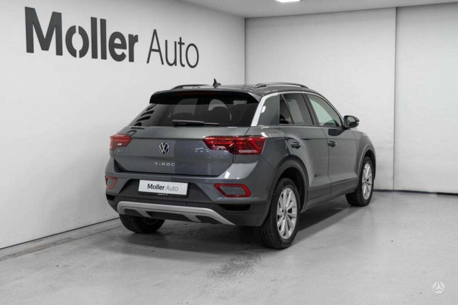Pelēks Volkswagen T-Roc 2024 Viļņa, ar dzinēja tilpumu 1.50 L un nobraukumu 40 tūkst. km par 23900 €, foto 4 vietnē AUTOMOTO.COM.LV