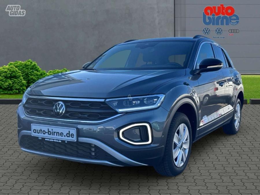 Pelēks Volkswagen T-Roc 2025 Kauņa, ar dzinēja tilpumu 1.50 L un nobraukumu 12 tūkst. km par 31546 €, foto 1 vietnē AUTOMOTO.COM.LV