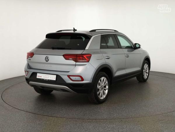 Pelēks Volkswagen T-Roc 2025 Kauņa, ar dzinēja tilpumu 1.50 L un nobraukumu 15 tūkst. km par 31557 €, foto 5 vietnē AUTOMOTO.COM.LV